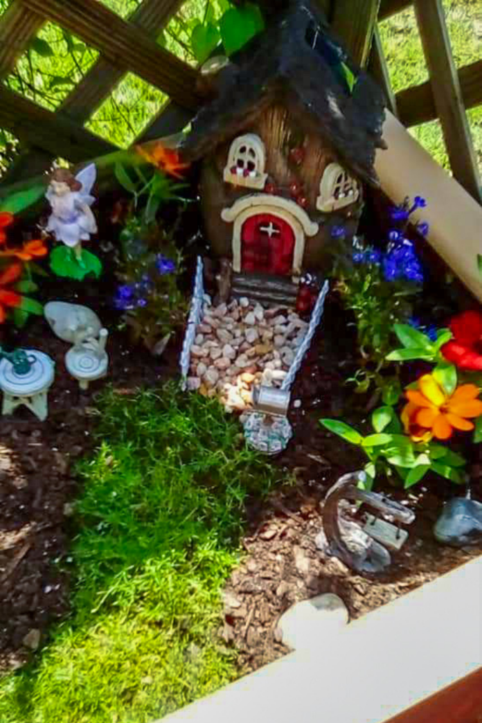 Stunning Planter Box Fairy Garden - diy Thought
